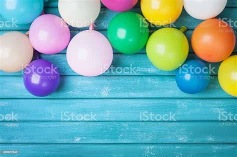 청록색 나무 테이블 위에 화려한 풍선을 볼 수 있습니다 생일 축 하 또는 파티 배경 축제 인사말 카드입니다 계획에 대한 스톡 사진 및 기타 이미지 Istock