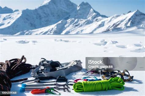 겨울은 Carabiner 상처와 얼음 등 반자와 눈 덮인 산의 배경에 대해 캠프 보온병의 장비의 설정합니다 디자이너에 대 한 공간을 복사 등산에 대한 스톡 사진 및 기타