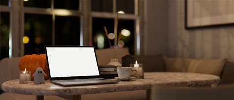 할로윈 테마의 밤의 홈 작업 공간 방의 테이블 위에 있는 흰색 화면 노트북 모형 0명에 대한 스톡 사진 및 기타 이미지 0명 11월 3차원 형태 Istock