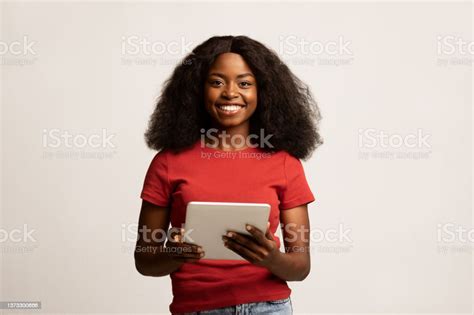 디지털 태블릿을 들고 카메라를 보고 미소 짓는 흑인 밀레니엄 여성 아프리카계 미국 민족에 대한 스톡 사진 및 기타 이미지 아프리카계 미국 민족 장비 전자 산업