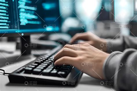 Cybersecurityai数字艺术 Cybersecurity现代科技风格成年程序员专注编写代码办公场景人像照片 Ai平面元素免费下载