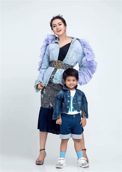 အေသင်ချိုဆွေရဲ့ သီချင်းလေးကို အသည်းယားစရာကောင်းလောက် အောင် နှုတ်ခမ်းလေးထော်ကာ ဆော့ကစားထားတဲ့