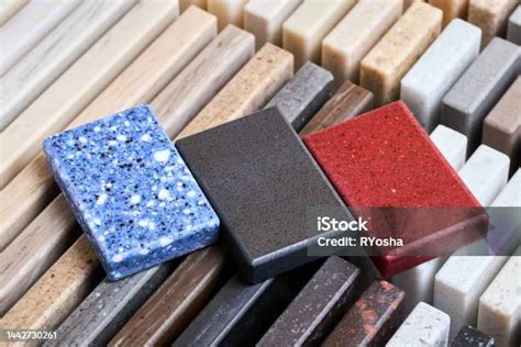 도자기 3 석기 인공 석재 사각형 샘플은 미래의 주방 외관 외관의 주방 조리대 위에 놓여 있습니다 석재 조리대를 위한 천연 화강암 대리석 석영의 샘플 석판 0명에 대한 스톡