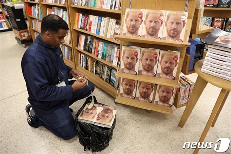 런던 서점에 전시된 英 해리 왕자 자서전 네이트 뉴스