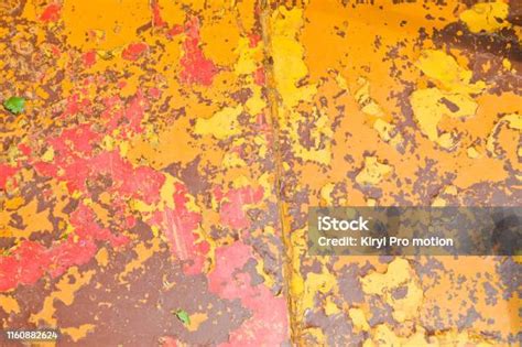 철 금속 의 질감 은 부식과 오래된 반죽 긁힌 긁힌 고대 녹슨 금속 판벽의 여러 가지 빛깔의 빨간색 노란색 박리 페인트를 그린 배경 0명에 대한 스톡 사진 및 기타 이미지
