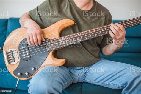 집에서 베이스 기타를 연주하는 알아볼 수 없는 남성 기타리스트 가정 생활에 대한 스톡 사진 및 기타 이미지 가정 생활 거실