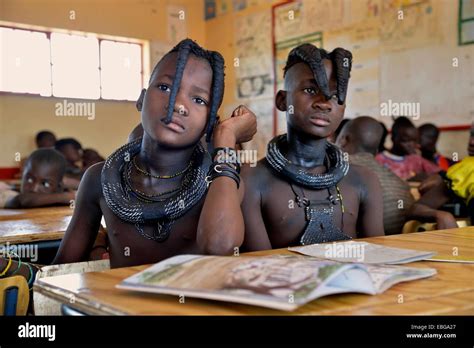 Les Filles élèves Himba Assis Dans Une Salle De Classe De Lomohanga