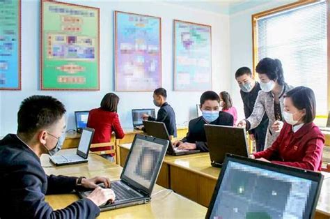 컴퓨터 과외 수업 중인 북한 학생들 서울신문