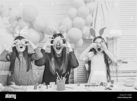 Eine Mutter Und Ihre T Chter Sind Malen Eier Stockfotografie Alamy