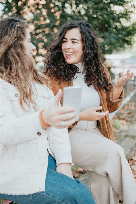 벤치에 나란히 앉아 있는 두 여자 사진 Unsplash의 사람 이미지