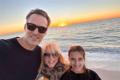 Уехавшая из России Кристина Орбакайте показала как ее дочь добирается до американской школы