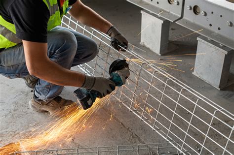 산업 노동자 분쇄기로 금속을 절단 스파크가 보입니다 산업 금속 작업에 대한 개념 개념에 대한 스톡 사진 및 기타 이미지 개념 공장 산업 건물 그라인더 산업 장비