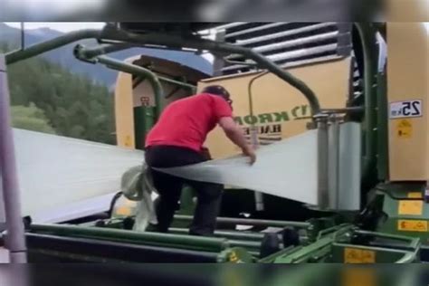 男子操作打包机时失误，要不是旁边有人看着，把自己都打包进去了