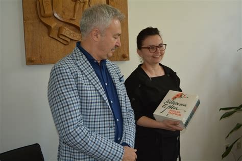 Златко Живков дари книги на монтанската библиотека