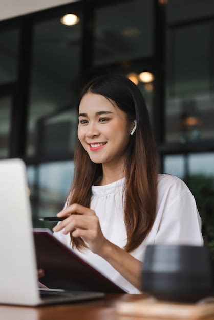Premium Photo Businesswomen Listening Music While Reading Data On