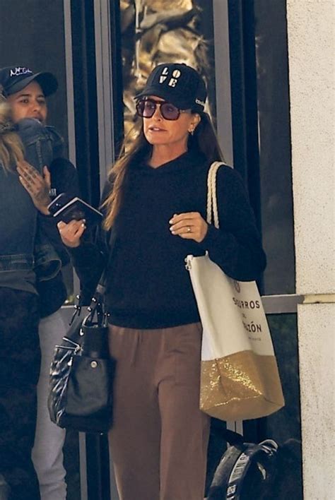 Kyle Richards Arrives Back In Los Angeles Hawtcelebs