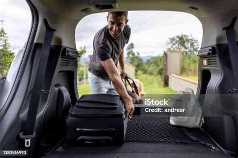 남자는 자신의 개와 함께 도로 여행을가고 트렁크에 가방을로드 차에 대한 스톡 사진 및 기타 이미지 차 싣기 자동차 트렁크