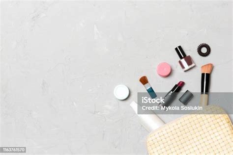 시멘트 배경에 화장품 가방에서 떨어진 메이크업 제품의 상단보기 디자인 공간을 갖춘 화장품 컨셉 가방에 대한 스톡 사진 및 기타 이미지 Istock