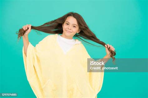 집에서 파자마 파티 파란 배경을 미소 짓는 작은 아이 아늑한 착용감으로 행복한 아이 작은 유행 모델의 패션 룩 유행 어린 소녀