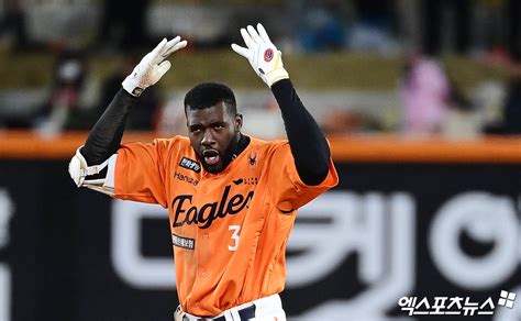 순위표 뒤집어야 이름 보였는데규정타석 꼴찌→안타 4위 한화 플로리얼 반전의 아이콘 되나