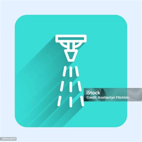 긴 그림자로 격리 된 흰색 라인 화재 스프링클러 시스템 아이콘 스프링클러 소화기 단단한 아이콘 녹색 정사각형 버튼입니다 벡터 관