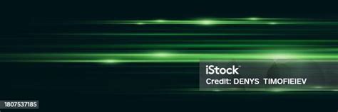 빛나는 줄무늬 어두운 배경에 빛의 아름 다운 플래시 조명 효과와 함께 빛나는 추상 반짝이는 배경입니다 속도에 대한 스톡 벡터