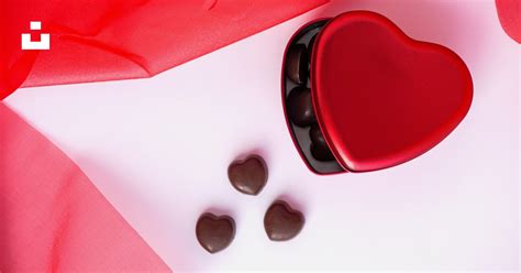 초콜릿이 들어있는 빨간 하트 모양의 상자 사진 Unsplash의 무료 초콜릿 상자 이미지