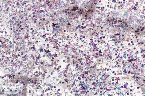 반짝이는 질감 화장품 젤을 배경으로 합니다 얼굴 몸 머리카락을위한 보라색 반짝이 축제 메이크업을위한 쉬머 화장품 젤 미용 미용 제품 질감 반짝이는 형태의 별 달 0명에 대한