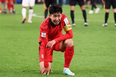 اشک شوق سون هیونگ مین بعد از صعود فوق‌العاده کره جنوبی عکس طرفداری