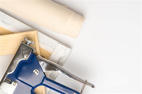 흰색 배경에 캔버스 나무 들것 캔버스 롤 및 스테이플러 총에 사진을 인쇄 공간을 복사 미술관에 대한 스톡 사진 및 기타 이미지