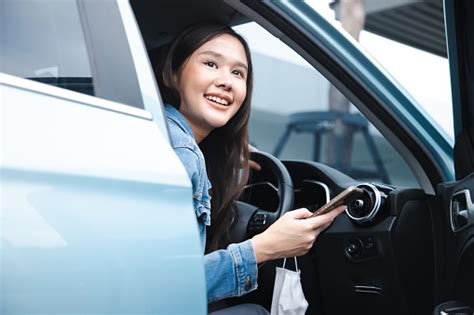 아름 다운 젊은 행복 하 게 웃는 여자는 새 차를 운전 하 고 친구들과 이야기 차에 앉아 스마트폰을 사용하는 사업가 생활방식 자동차 여행에 대한 스톡 사진 및 기타 이미지