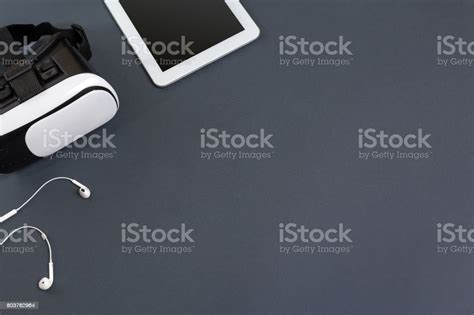 가상 현실 안경 그리고 회색 배경에 헤드폰으로 태블릿 상위 뷰 0명에 대한 스톡 사진 및 기타 이미지 0명 360도 촬영