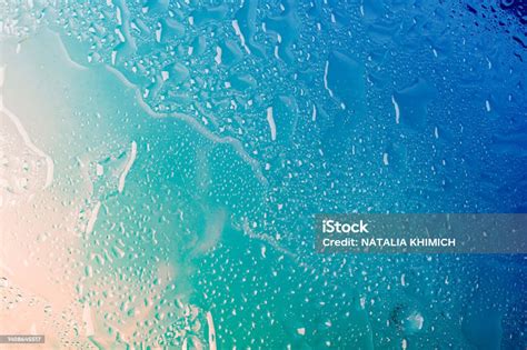 유리에 물이 떨어지고 파란색 베이지 색 그라디언트가 있습니다 휴식의 바다의 개념 추상적인 여름 배경 단일 이미지에 대한 스톡 사진 및 기타 이미지 Istock
