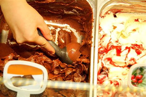 특 종 여성 손 와플 콘에 아이스크림 냉장고와 봉사에서 초콜릿을 걸립니다 여자 맛 있는 아이스크림의 국자를 복용입니다 아이스크림 냉장고입니다 여자는 아이스크림이 게에서