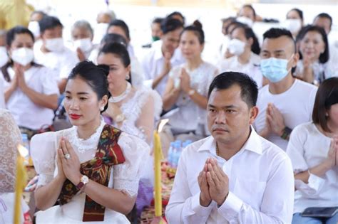 អ្នកឧកញ៉ា ម៉ម វណ្ណឌី និងលោកជំទាវ ទៀង ផល្លា ជ្រះថ្លាប្រគេនបច្ច័យ