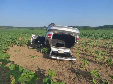 Среднощна каскада Кола излетя от пътя и се обърна по таван във Врачанско снимки