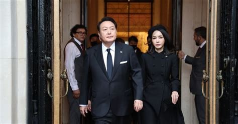 김건희 여사 검은색 베일 착용 논란외교적 결례 Vs 괜한 트집