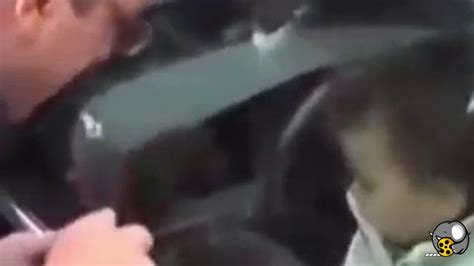 پسر بچه کوچولو قفل ماشین رو از داخل وا میکنه فیلو