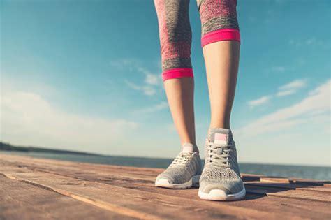 스 니 커 즈 클로즈 업 레그 건강과 요가 개념입니다 뒷 전망 강한 운동 여성 다리와 스포츠의 실행 신발을 닫습니다 운동가 다운 젊은 소녀 연습 요가 여자는 체조 야외에서