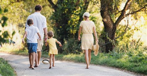 어린 아이들과 함께 여름 자연 속에서 맨발로 길을 걷는 젊은 가족의 뒷모습 사진 Unsplash의 바깥 이미지