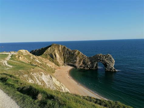 집 밖의 경치 경치가 좋은 관광 관광지 남쪽 해안 도싯 드론으로 찍은 사진 랜드마크 레저 맑은 하늘 바다 바위 아치 산 암반층 여름 여행