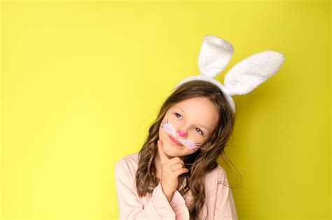 상냥하고 매력적인 소녀가 사려 깊게 시선을 돌린다 토끼 얼굴이 그려진 부활절 토끼 의상을 입은 아이 4 5세에 대한 스톡 사진 및 기타 이미지 Istock