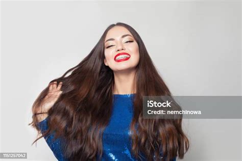 흰색 바탕에 긴 머리를 가진 행복 한 갈색 머리 여자 건강 한 윤기 머리를 가진 아름 다운 모델 갈색에 대한 스톡 사진 및 기타 이미지 Istock