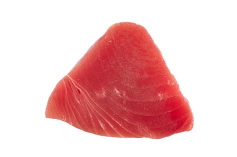 흰색 배경에 고립 된 노란색 지느러미 참치 스테이크 화이트에 고립 된 신선한 희귀 참치 스테이크 원시 옐로 핀 참치 필레 질감 배경 신선한 참치 고기 참치 고기 조각의 상단