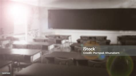 젊은 학생 없이 흐림 배경에 학교 교실 초등학교 클래스의 흐린 보기 학교에서의 자 및 테이블과 아이 또는 교사 없음 교실에 대한 스톡 사진 및 기타 이미지 Istock