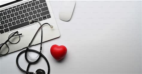탑 뷰 노트북 컴퓨터 청진기 흰색 테이블에 빨간 하트 심장학 및 생명 보험 개념 사진 Unsplash의 의료 이미지