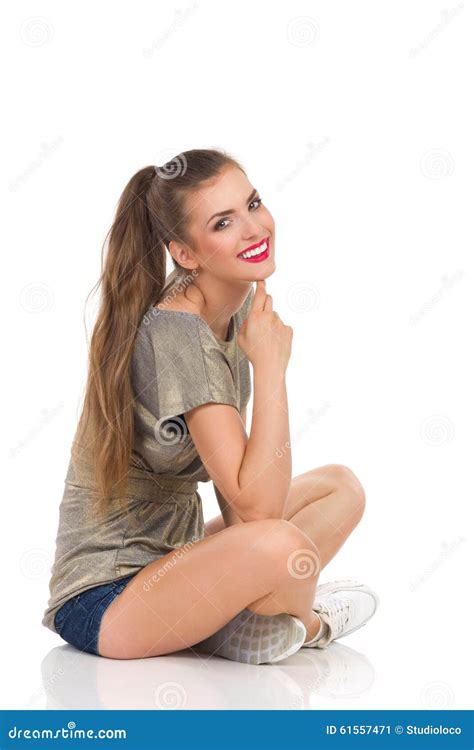 Muchacha Hermosa Sonriente Que Se Sienta Con Las Piernas Cruzadas Imagen De Archivo Imagen De