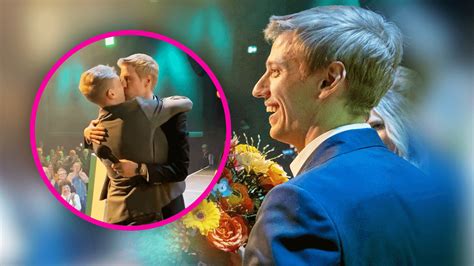 Münchner Ob Wahl Krause Feiert Einzug In Die Stichwahl Mit Einem Kuss