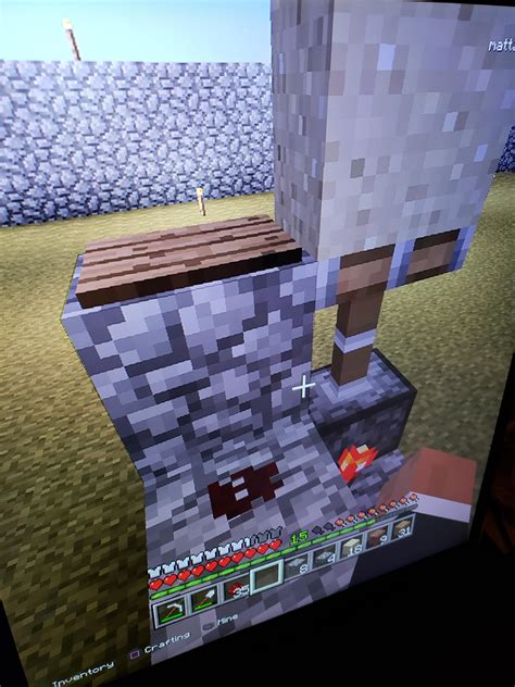 new to redstone i m trying to make a circuit that keeps the piston up