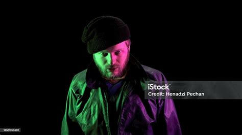 마약의 영향을 받는 노숙자 술 취한 남자 사이키델릭 효과 마약 환각 개념 우울증과 절망 과다 복용 한 사람의 얼굴 화려한 조명